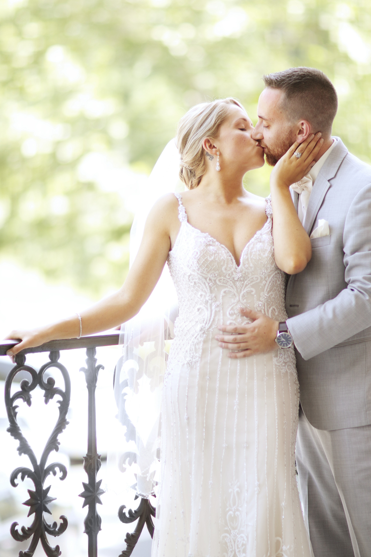 Bride groom kissing Araujo Photography Bride groom kissing Araujo Photography
